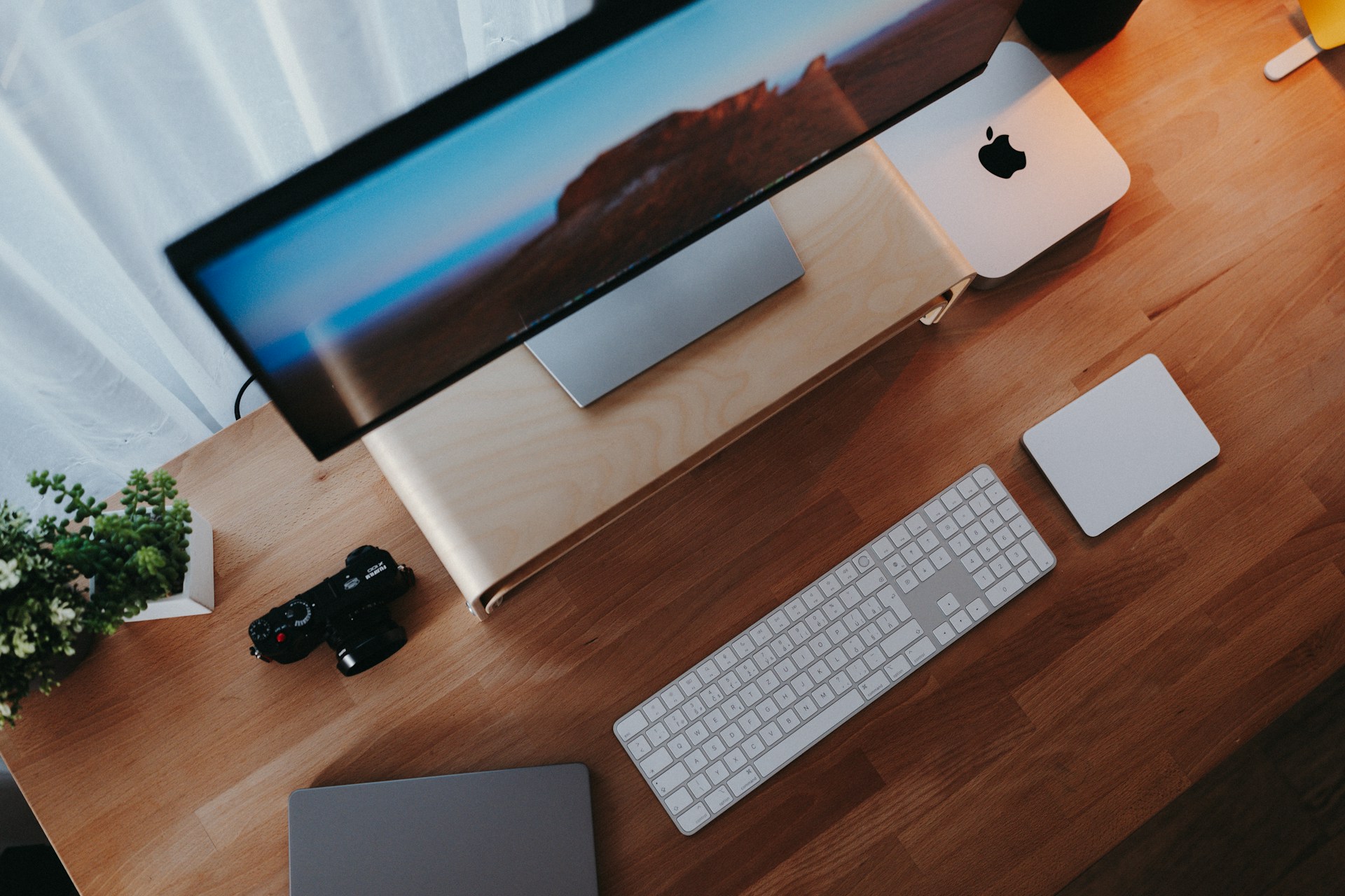 Wooden desk - bringing nature's elegance to your workspace ...
